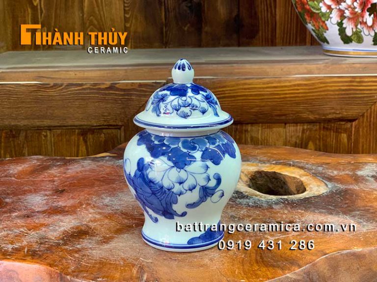 Chóe thờ sứ bát tràng là phụ kiện không thể thiếu của ban thờ gia tiên